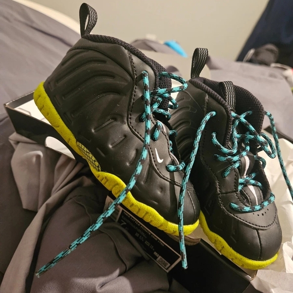 Nike | Shoes | Nike Black And Yellow Sneakers With Dynamic Lacing And ...